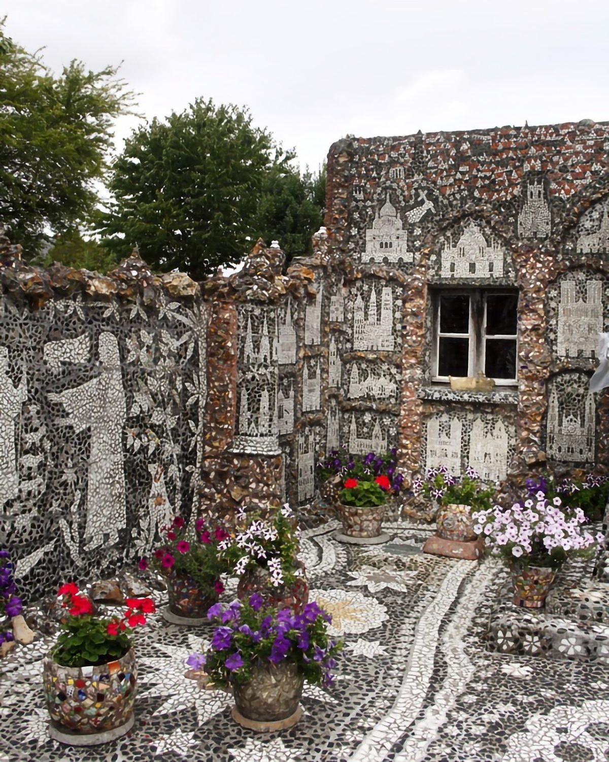 Un voyage à travers la maison Picassiette à Chartres : Une mosaïque à ...